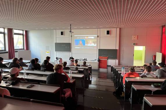 Zeitzeuginnengespräch mit Holocaust-Überlebender Ruth Melcer - Berufliche Schule 1